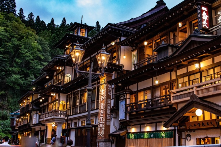 Los Ryokan del pueblo termal Ginzan Onsen | HUELLAS DE ARQUITECTURA