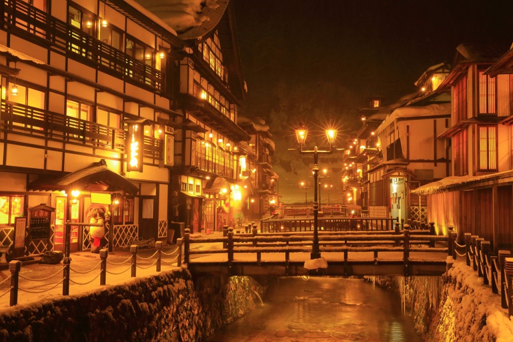Los Ryokan del pueblo termal Ginzan Onsen | HUELLAS DE ARQUITECTURA