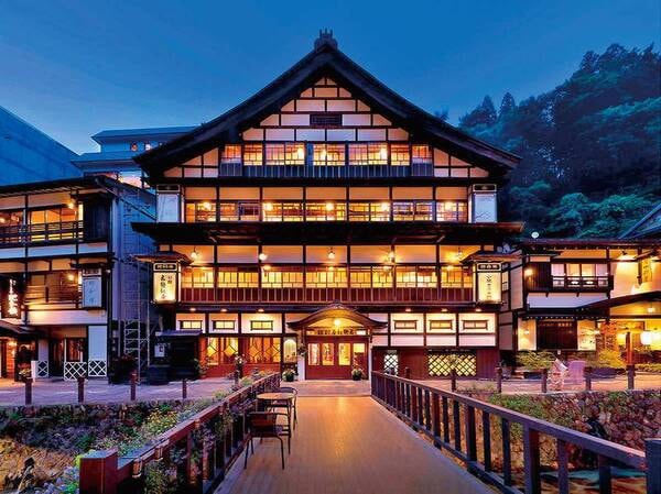 Los Ryokan del pueblo termal Ginzan Onsen | HUELLAS DE ARQUITECTURA